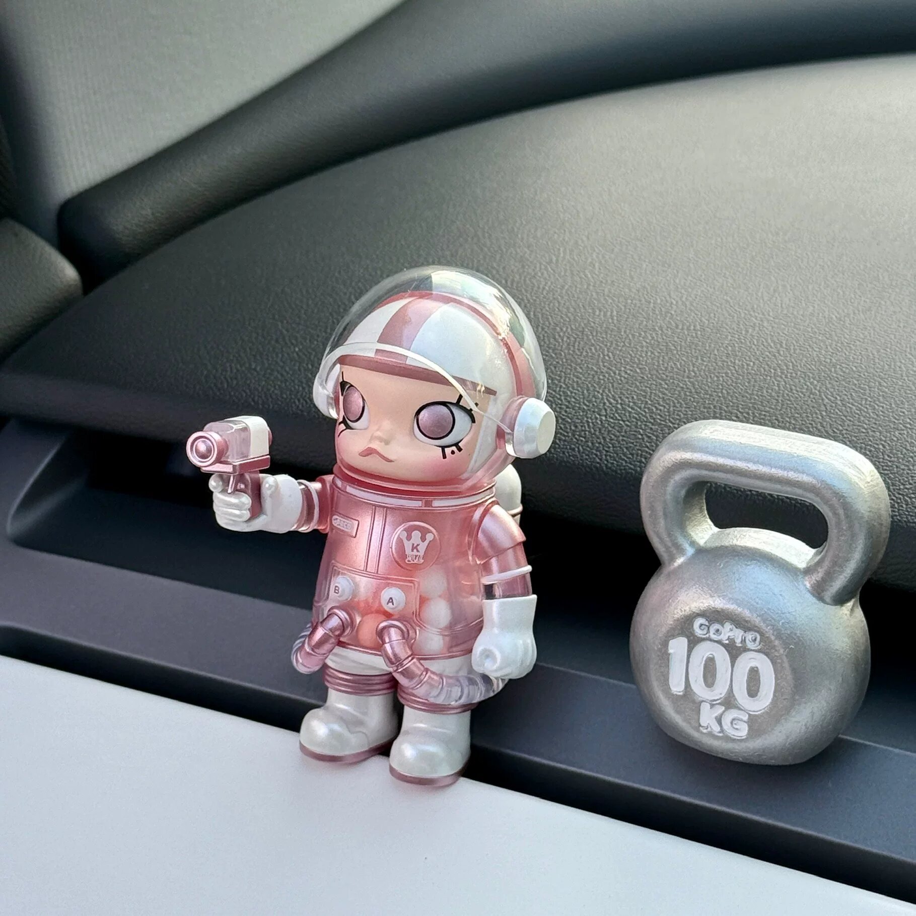 Статуэтка Molly Heart Joy White & Kettlebell для автомобильного вентилятора с ароматом, подарочная фигурка из резины