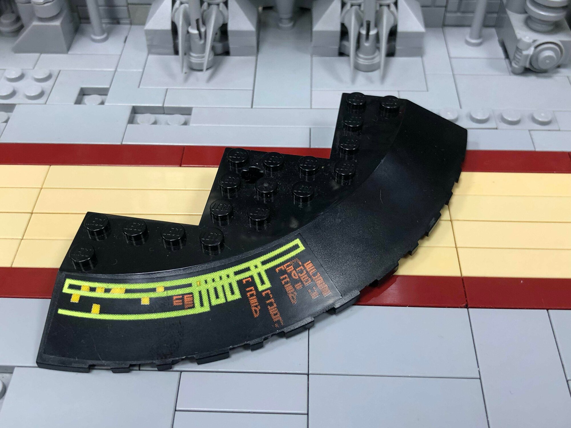 Деталь Lego 58846pb07L Brick, Round Corner 10 x 10 with Slope 33 Edge, Axle Hole, Facet Cutout with Light Bars and Alien Characters Pattern Model Left (Sticker) - Set 7691