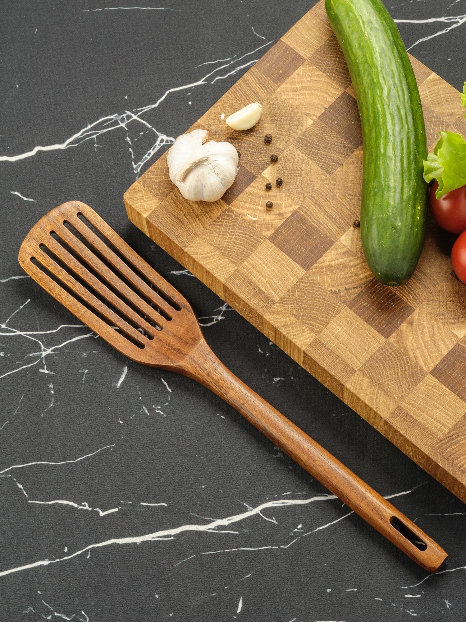 Лопатка кухонная, кулинарная Mirus Group из дерева тик, 34 см / Лопатка деревянная кухонная, перфорированная