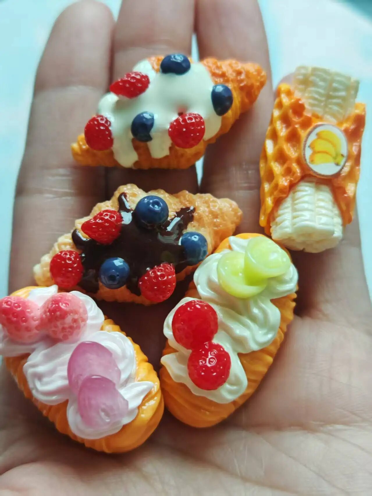 Миниатюрный торт с клубничным кремом для кукольного домика