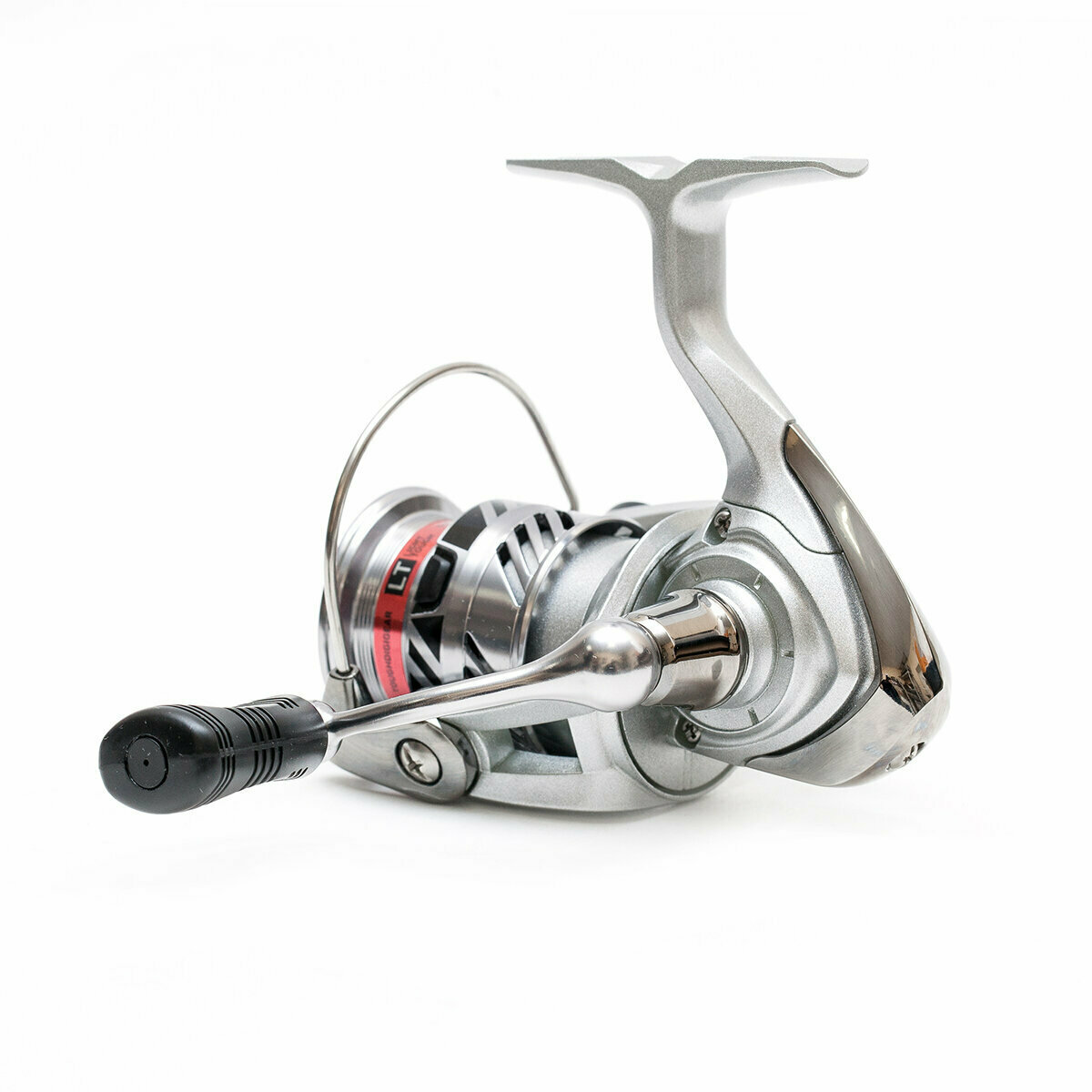 Катушка безынерционная Daiwa 20 Crossfire LT 2000, цвет серебристый — фото 1