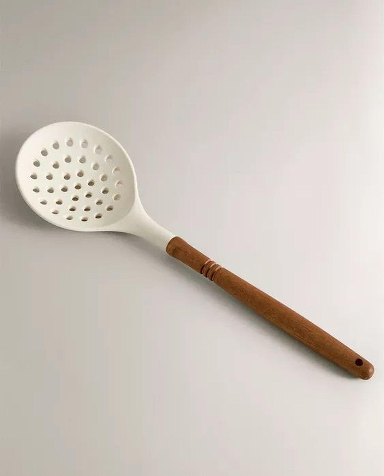 Шумовка кухонная ZARA HOME 8271/338/733 - силиконовая с деревянной ручкой, 1 шт, 33.2 х 3.9 х 9.6 см, цвет кремовый