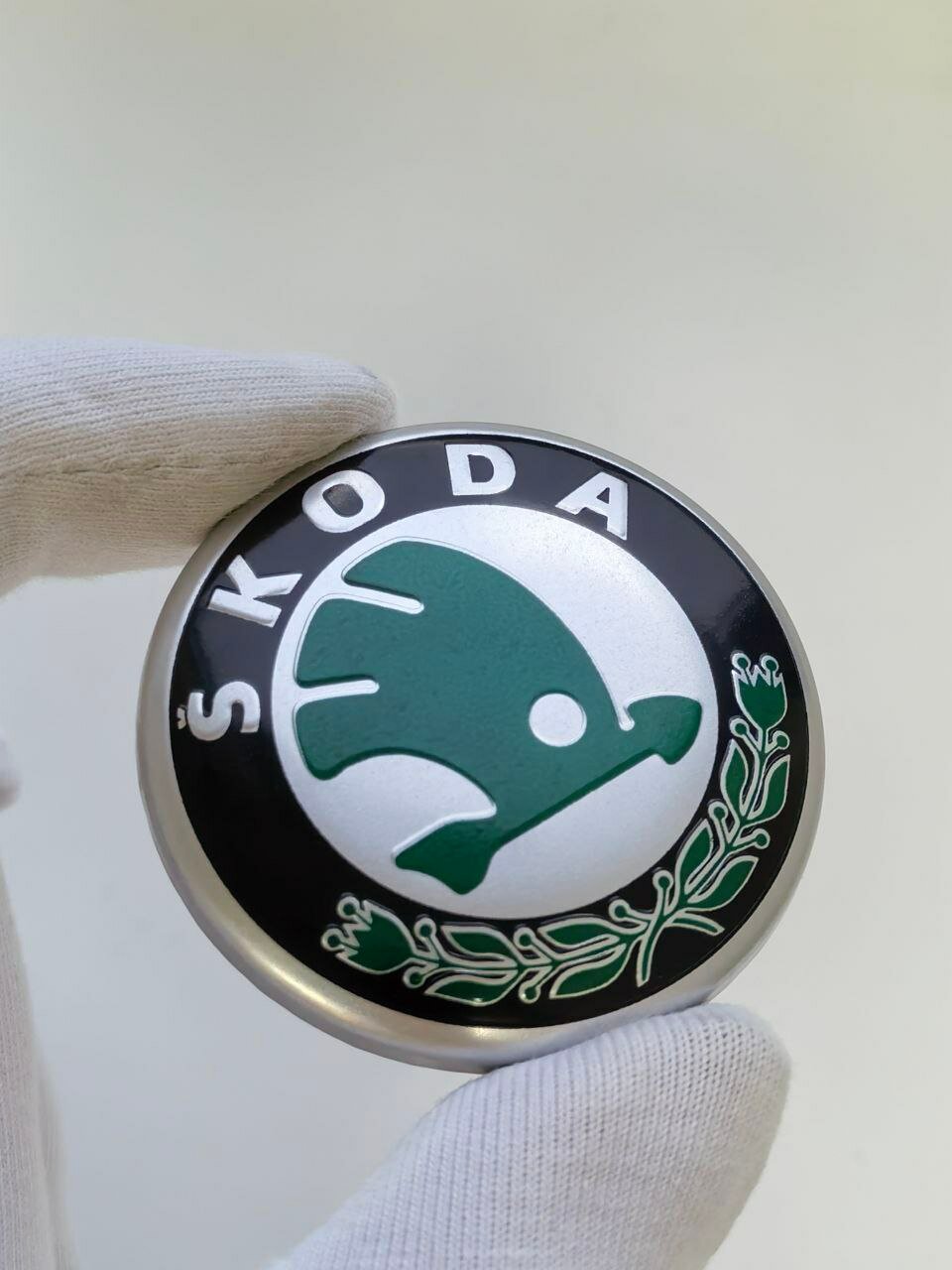 Эмблема Skoda 42*42 мм, логотип, шильдик, значок Шкода на автомобиль