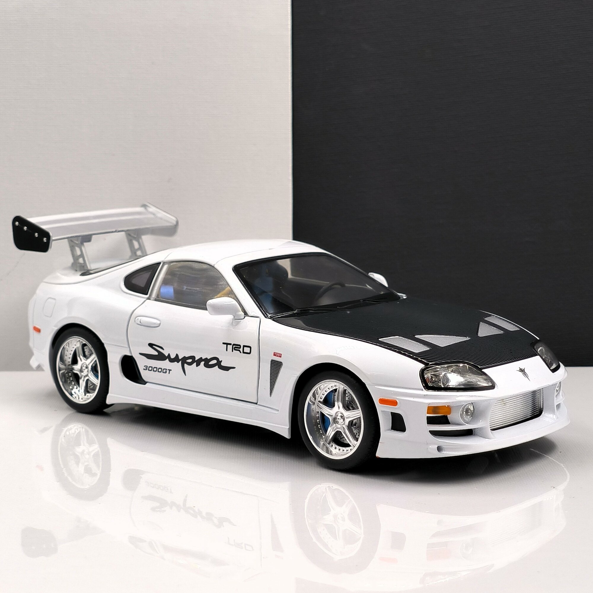 Машина металлическая Toyota Supra (A80) с световым и звуковым сопровождением. Масштаб 1:24