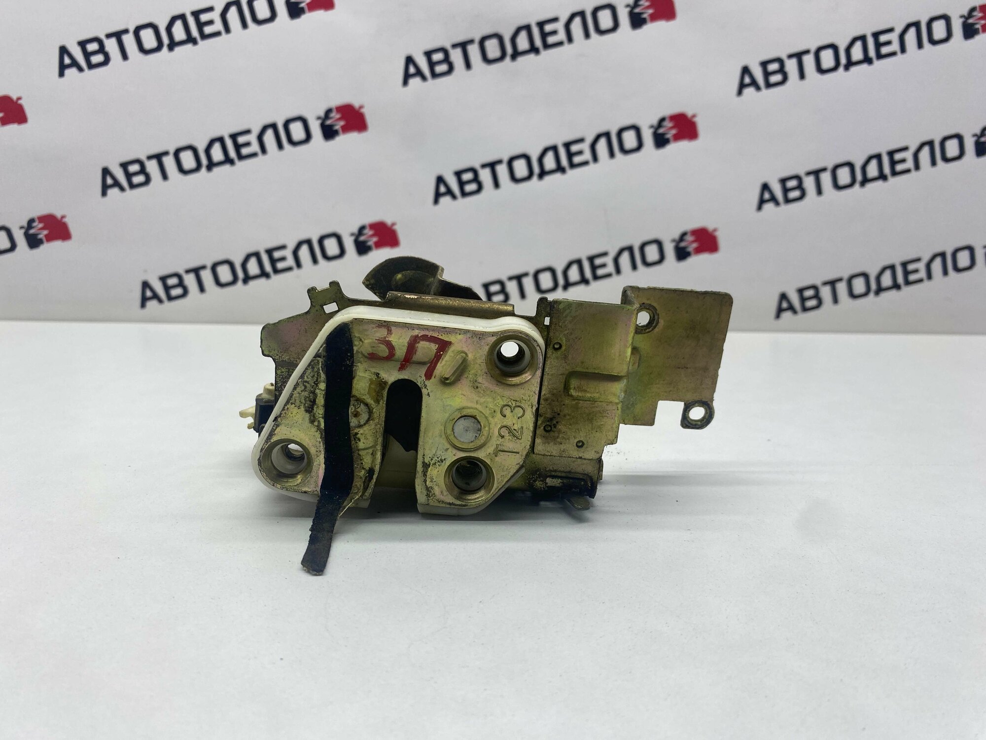 Замок двери задний правый Mazda Demio DW 1997 г