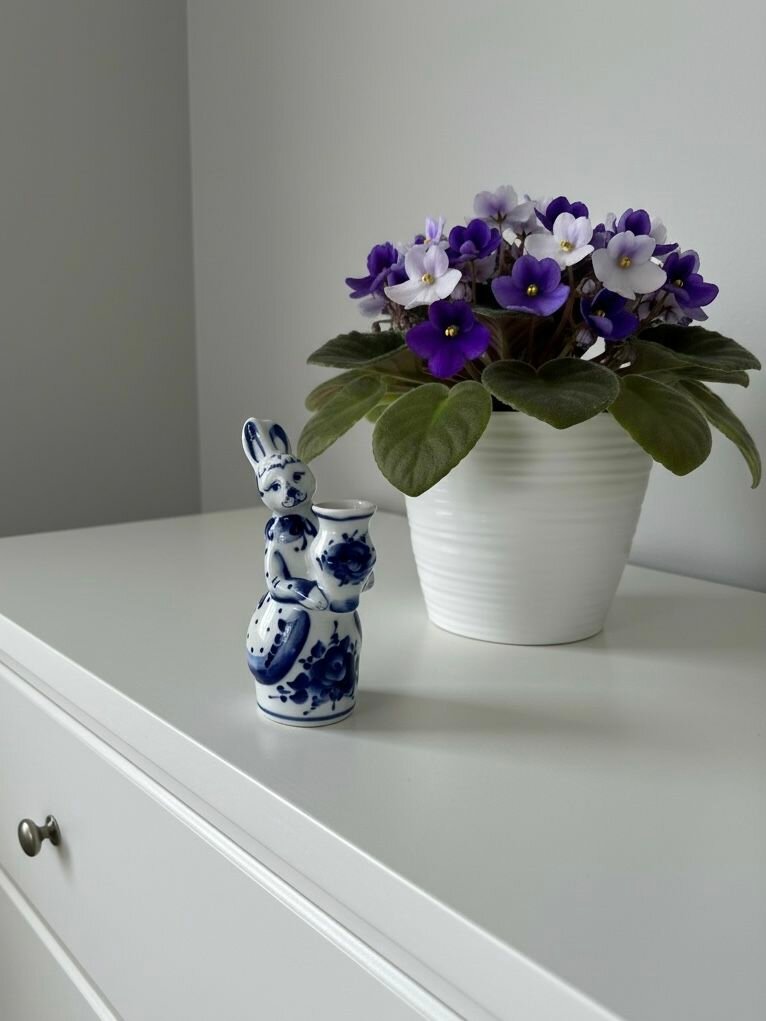 Статуэтка интерьерная "Зайчиха с вазой" 13 см фарфор гжель ручная работа