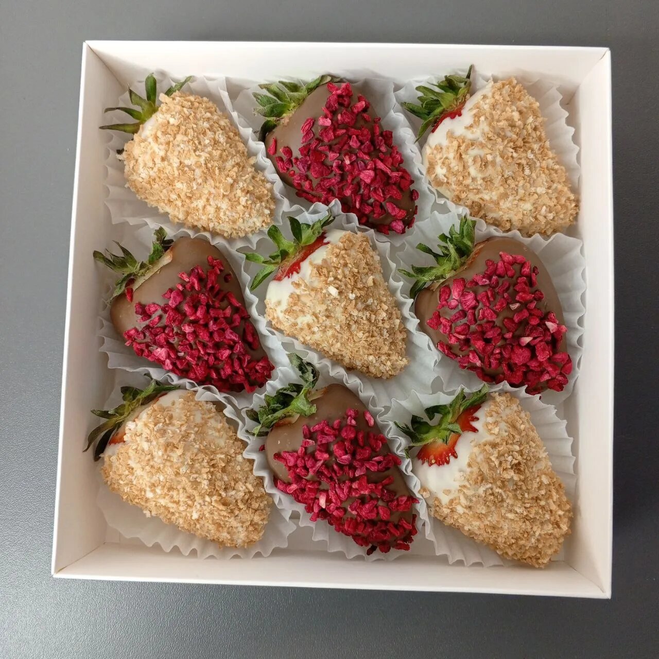 Набор шоколада "Клубника", в молочном/белом шоколаде, 9-12 штук