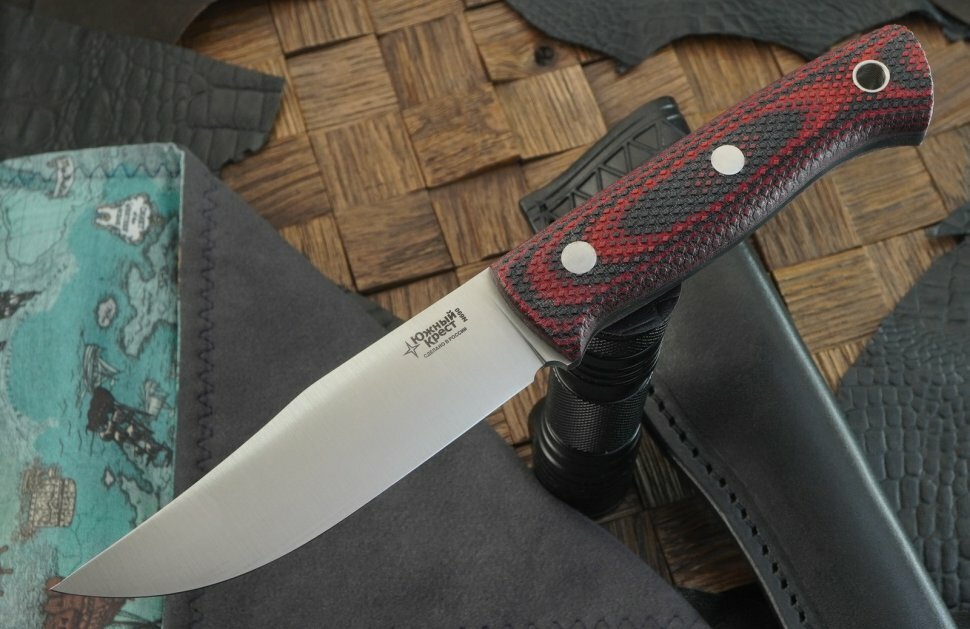 Туристический нож Южный Крест Fox S, сталь N690, конвекс, рукоять красно-черная микарта, насечка