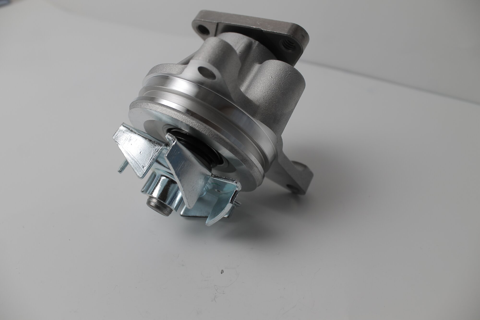 Насос водяной помпа двигателя FORD Focus 2, Mondeo 3/4 MAZDA 3 BK/BL, 6 GG/GH VOLVO S60 2, 1.8-2.0
