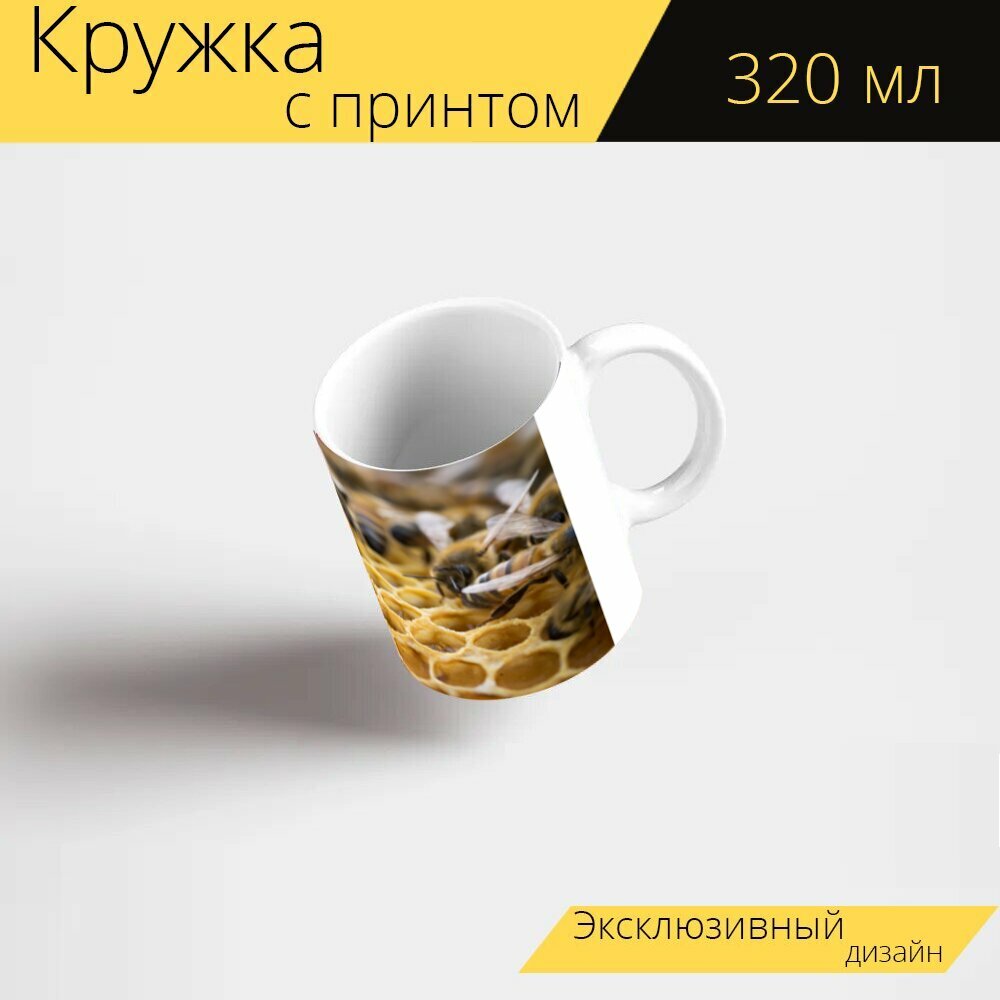 Кружка с рисунком, принтом "Внутри улья пчелы Крупным планом вид деятельности медоносных делает мед мед пчелы соты улей мед макро крупный план расчески общественное." 320 мл.