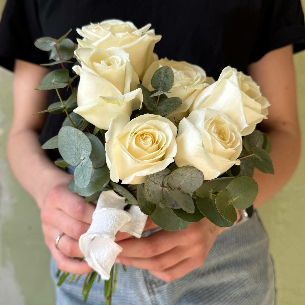 Букет невесты: 9 белых роз и веточки эвкалипта, высота 25 см