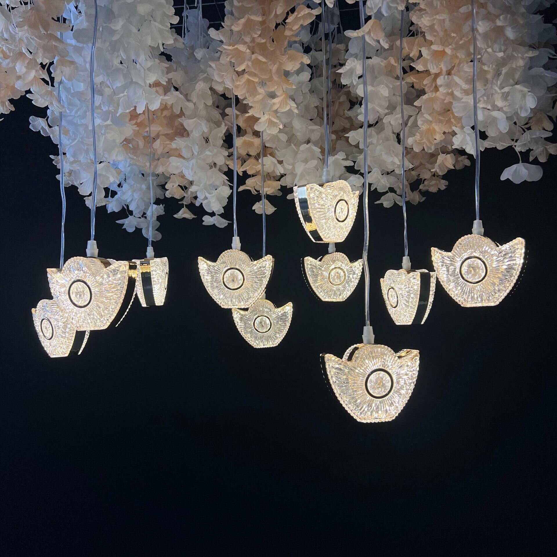 Свадебная и праздничная сцена, потолок отеля, 10-рожковая маленькая люстра, светящиеся декоративные подвесные элементы для свадебного банкета.