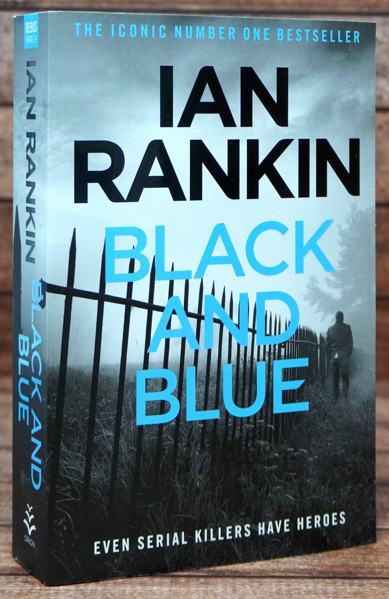 Black And Blue / Чёрный и синий (На английском). Иэн Рэнкин. Серия об инспекторе Ребусе. Книга 8. — фото 1