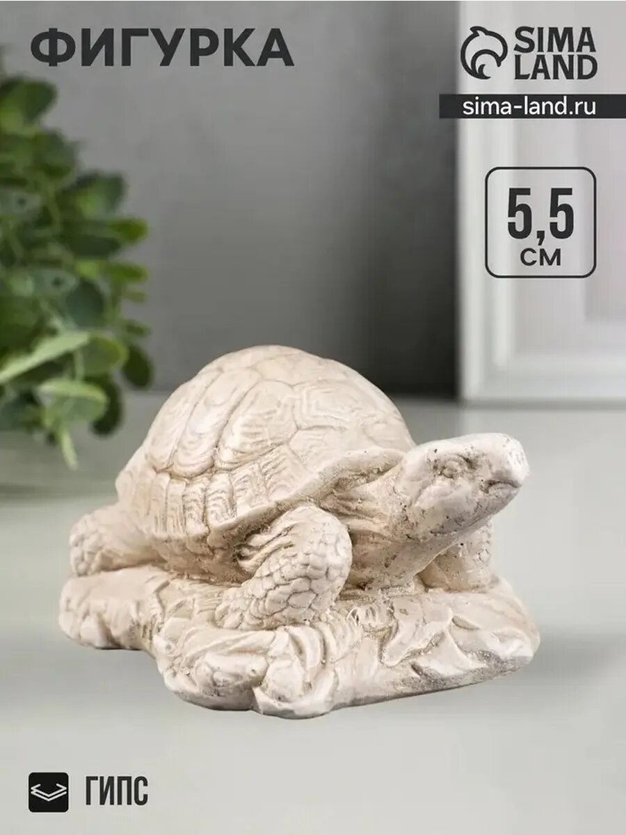 Декоративная фигура черепахи на камне