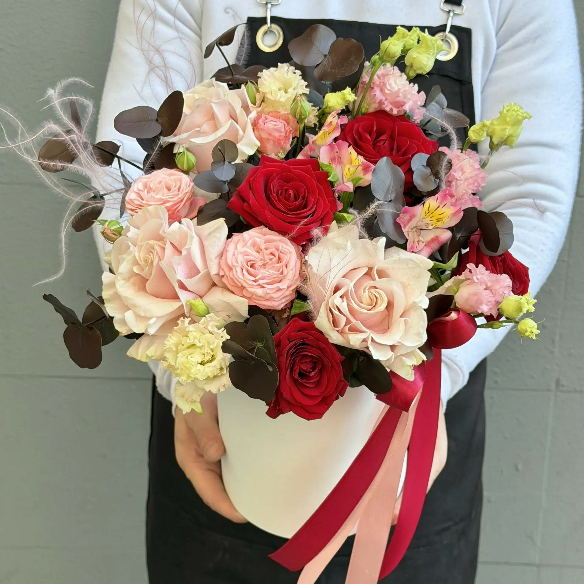 Авторская композиция Rybe-Flowers "Розы микс", розы, эустомы, альстромерии, в коробке