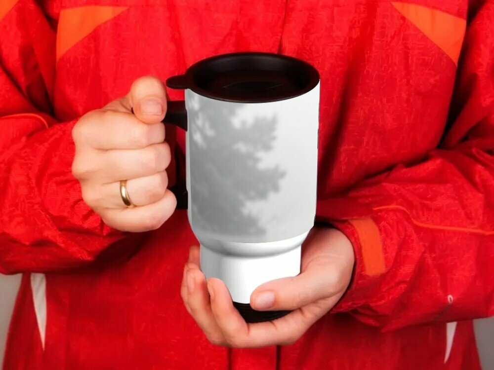 Тремокружка для авто с принтом "Птица на сухом стволе. Изящный длинноногий пернатый в монохромной гамме стоит на коряге над гладкой водой, мягкая дымка и спокойное." 0.5 л.