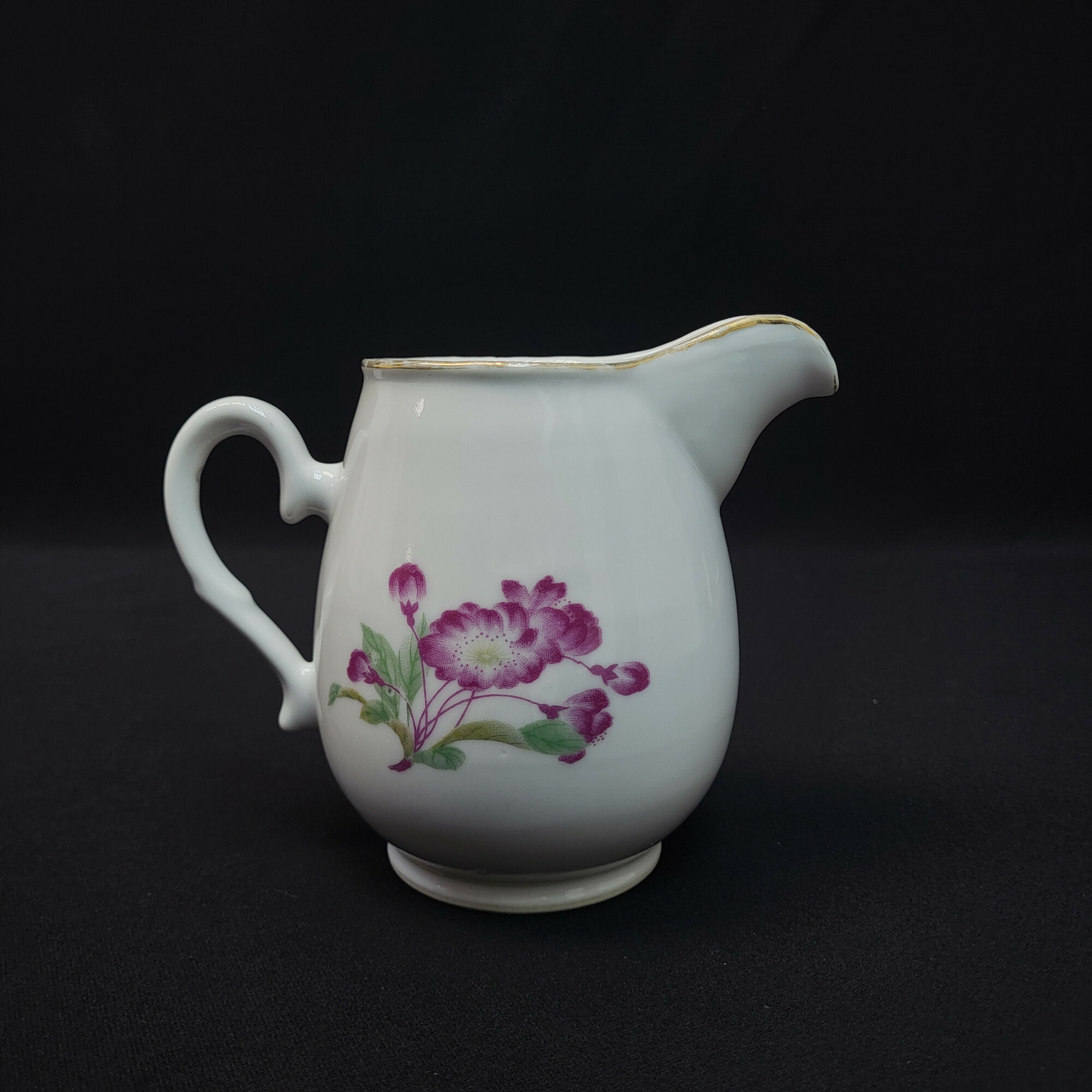 Молочник винтажный, СССР. Фарфор, с цветочным рисунком и золотистой каймой