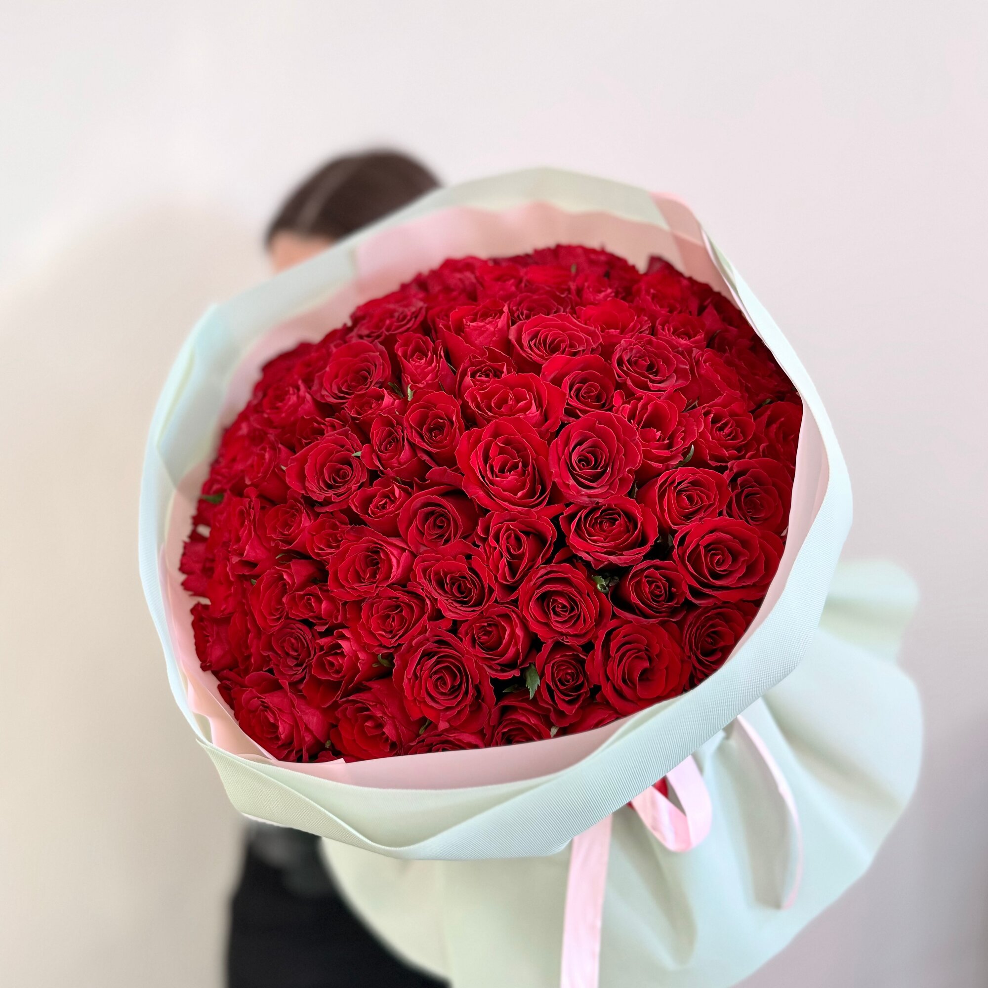Букет SkyFlora "Великолепие Момента", красные розы, упаковка