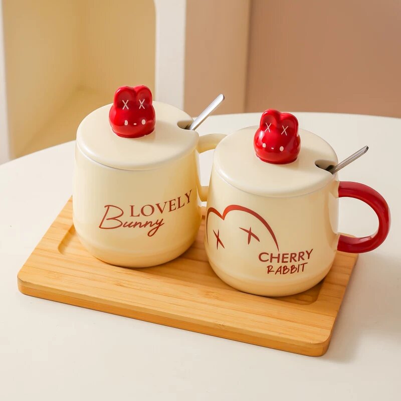 Набор керамических парных чашек: бежевая LOVELY и бежевая CHERRY с бамбуковой подставкой в пенопластовой упаковке
