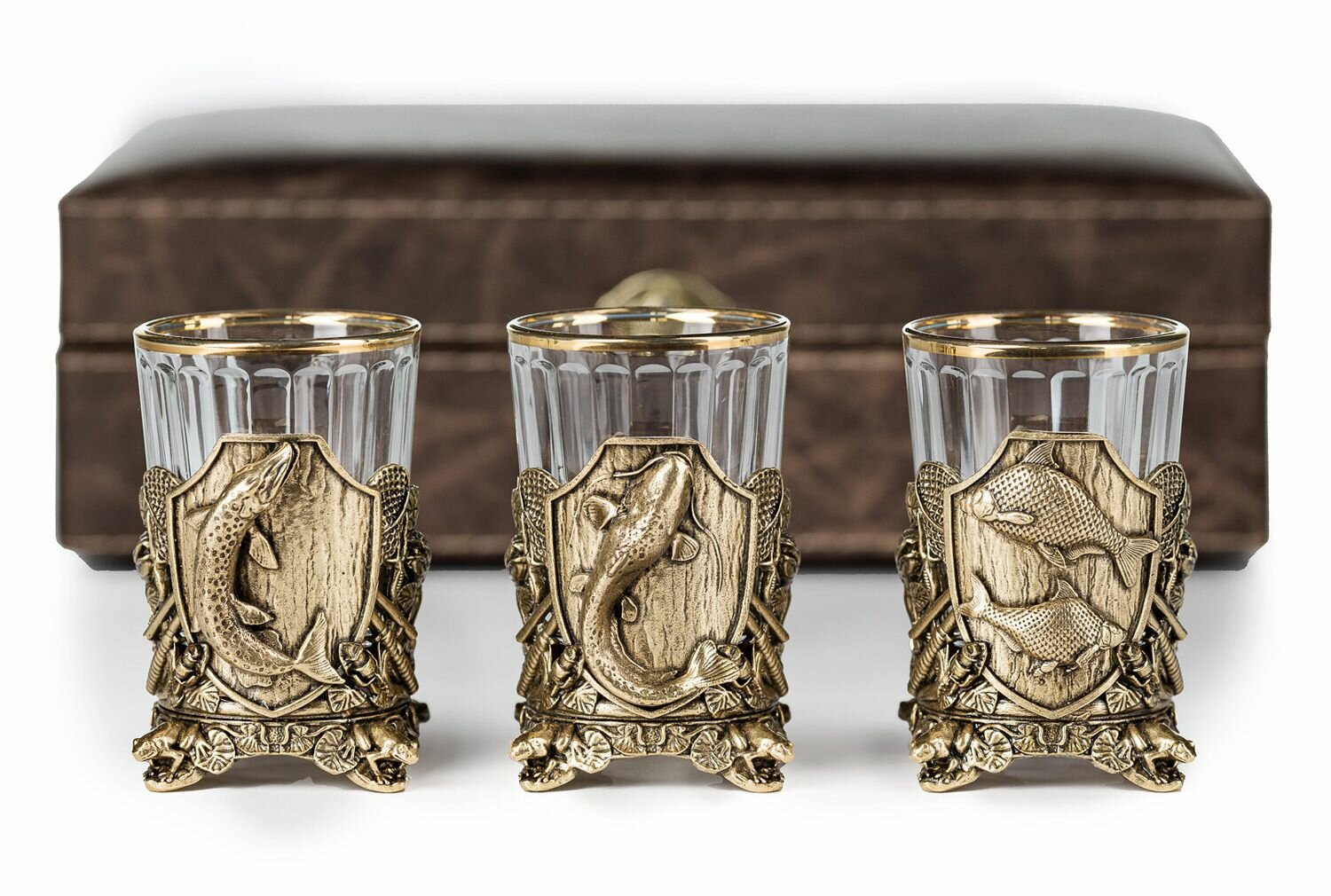 Набор стопок "Рыбалка" (щука, сом и лещ) в футляре из кожзаменителя. Ручная работа Россия. Подарок мужчине рыбаку.