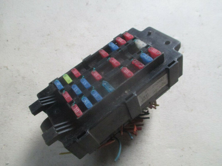 Блок предохранителей салонный 96451738 96451746 J200-9Y-C5206D-AK-4024 Шевроле Лачетти