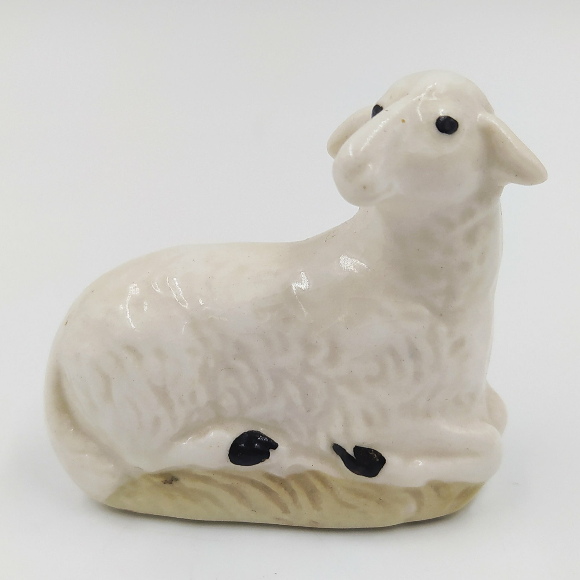 Статуэтка "Овечка", скульптор Э. И. Еропкина, фарфор, роспись