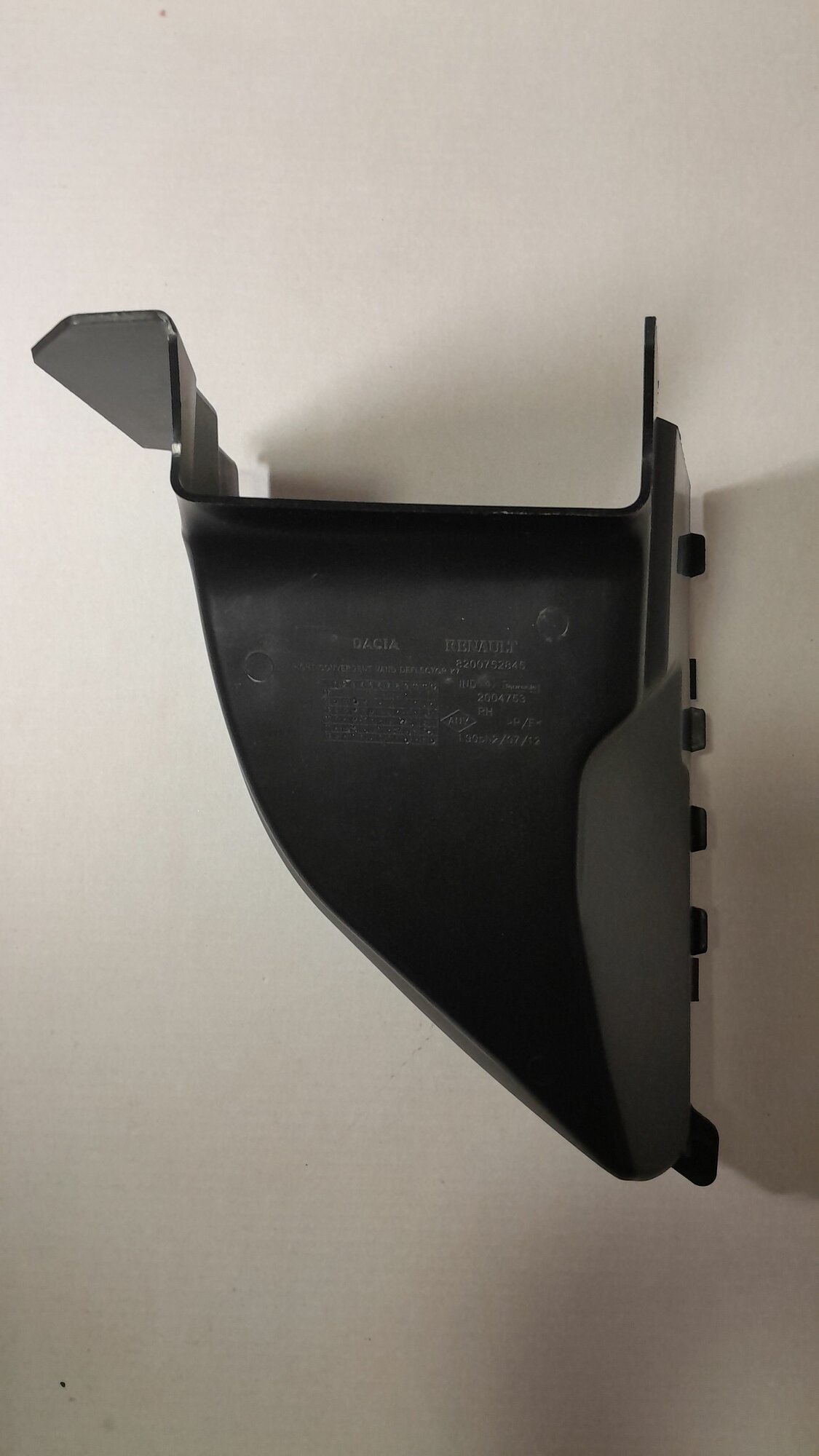 Дефлектор радиатора правый оригинал RENAULT OEM-номер 8200752845 для RENAULT LOGAN .