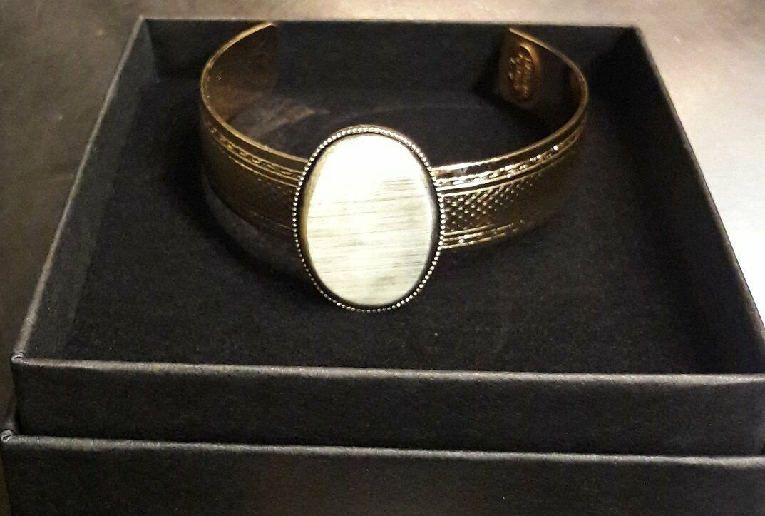 Жесткий браслет