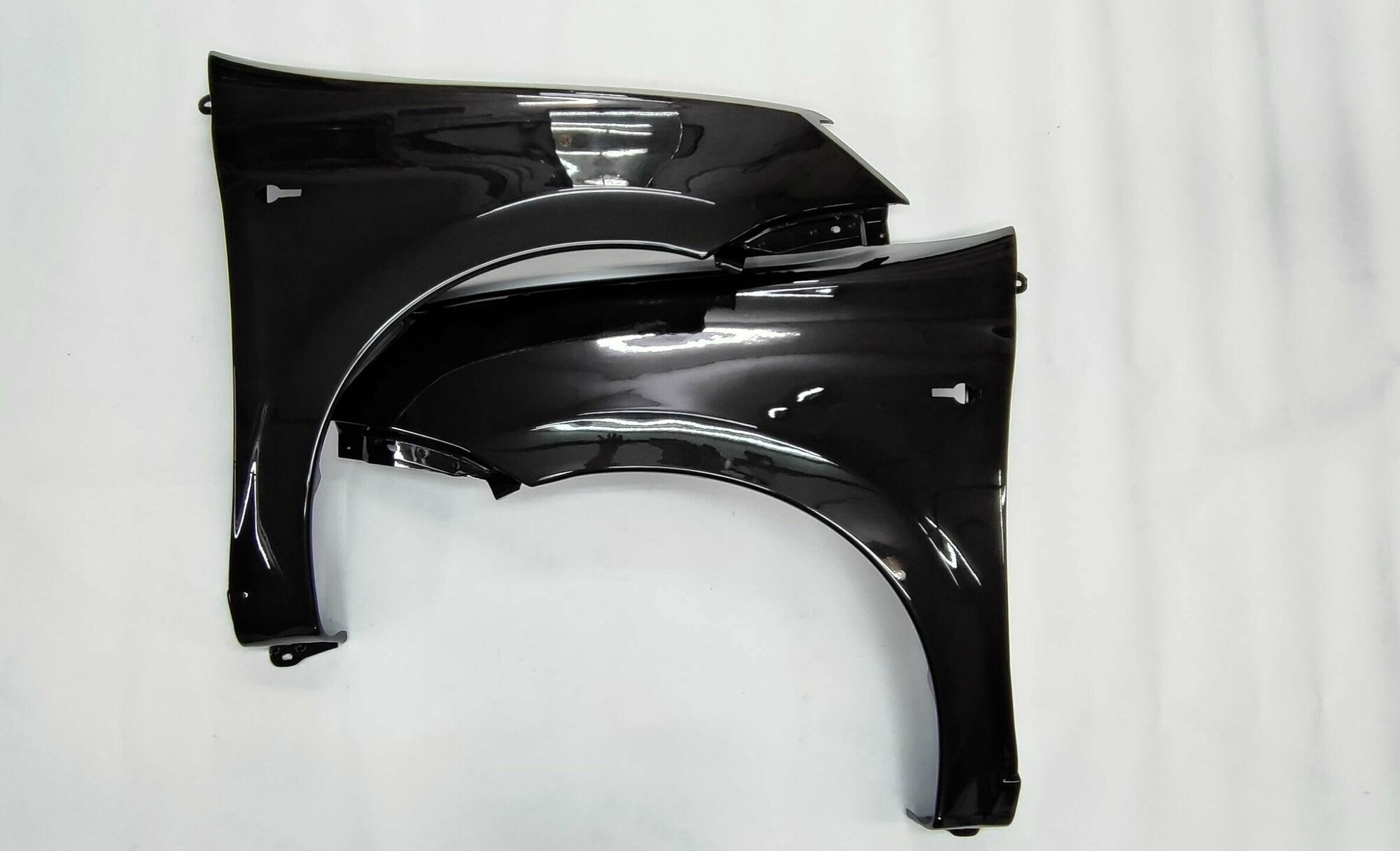 Пластиковые крылья левое, правое Лада Гранта Калина 2 окрашенное в цвет Космос 665