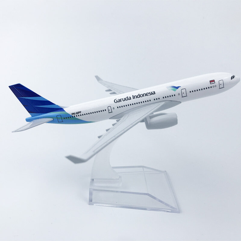 Модель Боинг 737 16 см из сплава с логотипом Гаруда Индонезия