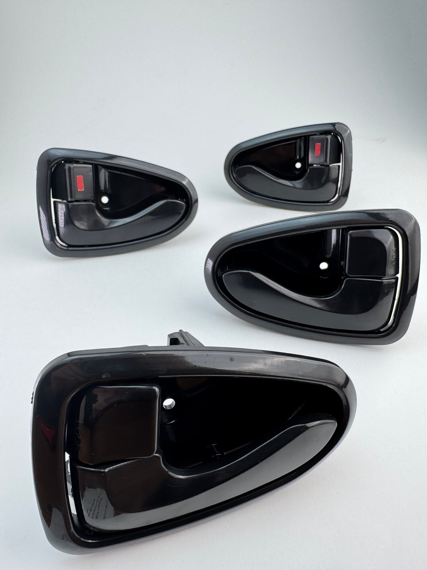 4 штуки. Ручки внутренние передние и задние для Hyundai Accent. Хендай Акцент Тагаз. Артикула : 8261025000 и 8262025000