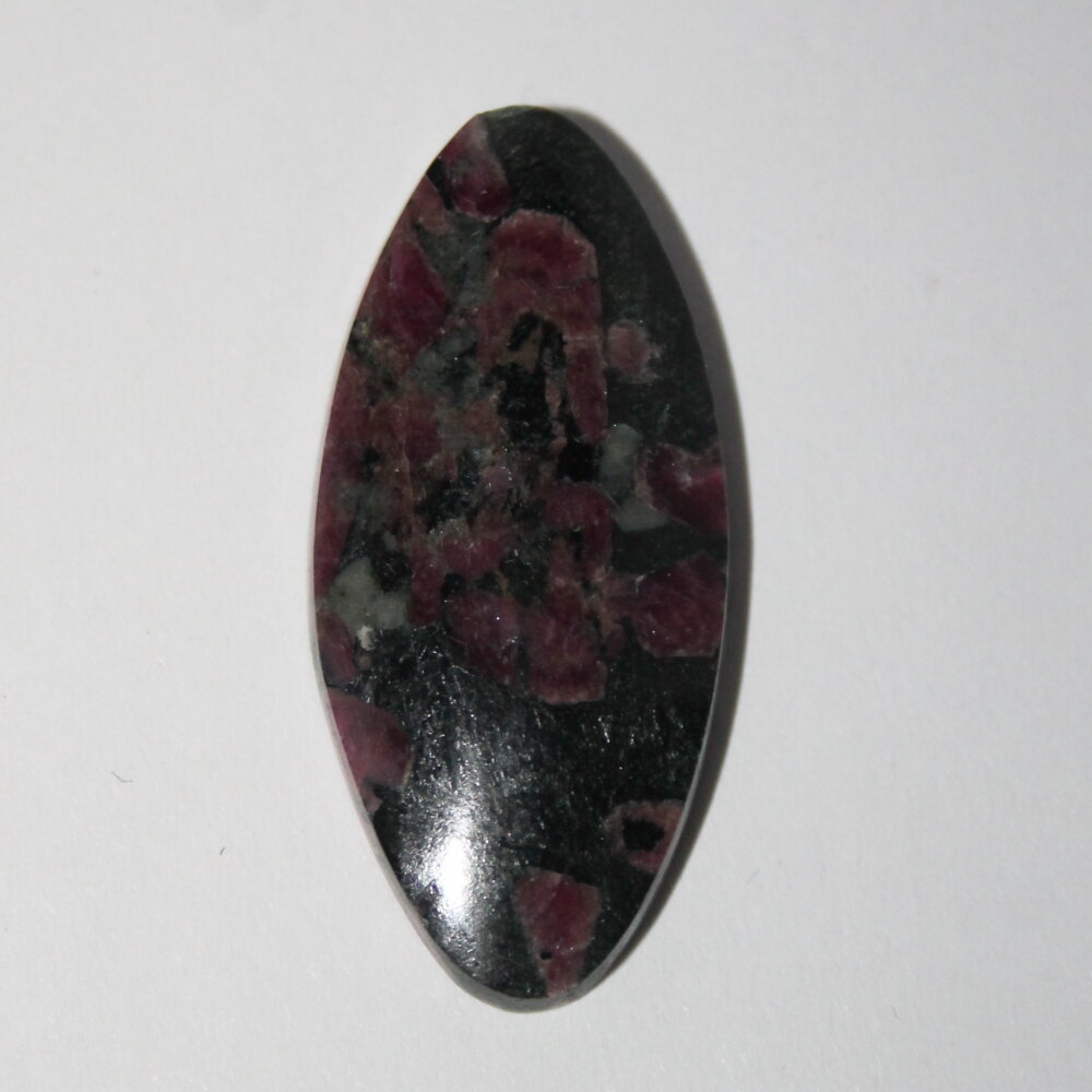 Кабошон эвдиалит, ювелирная вставка, 36х16х3 мм, Кольский полуостров, "True Stones"