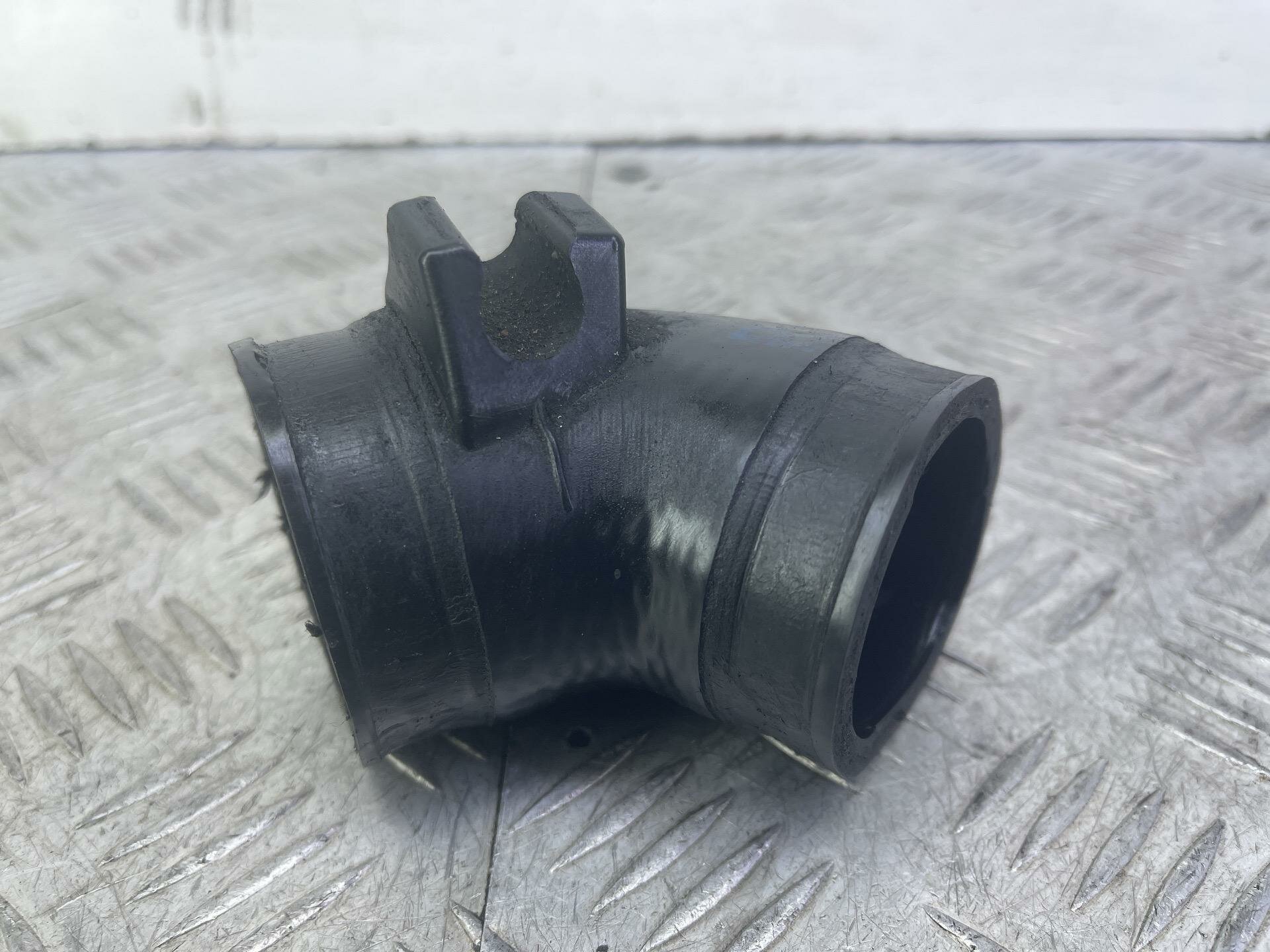 Патрубок интеркулера Volkswagen Passat B5 1999 8D0145834A