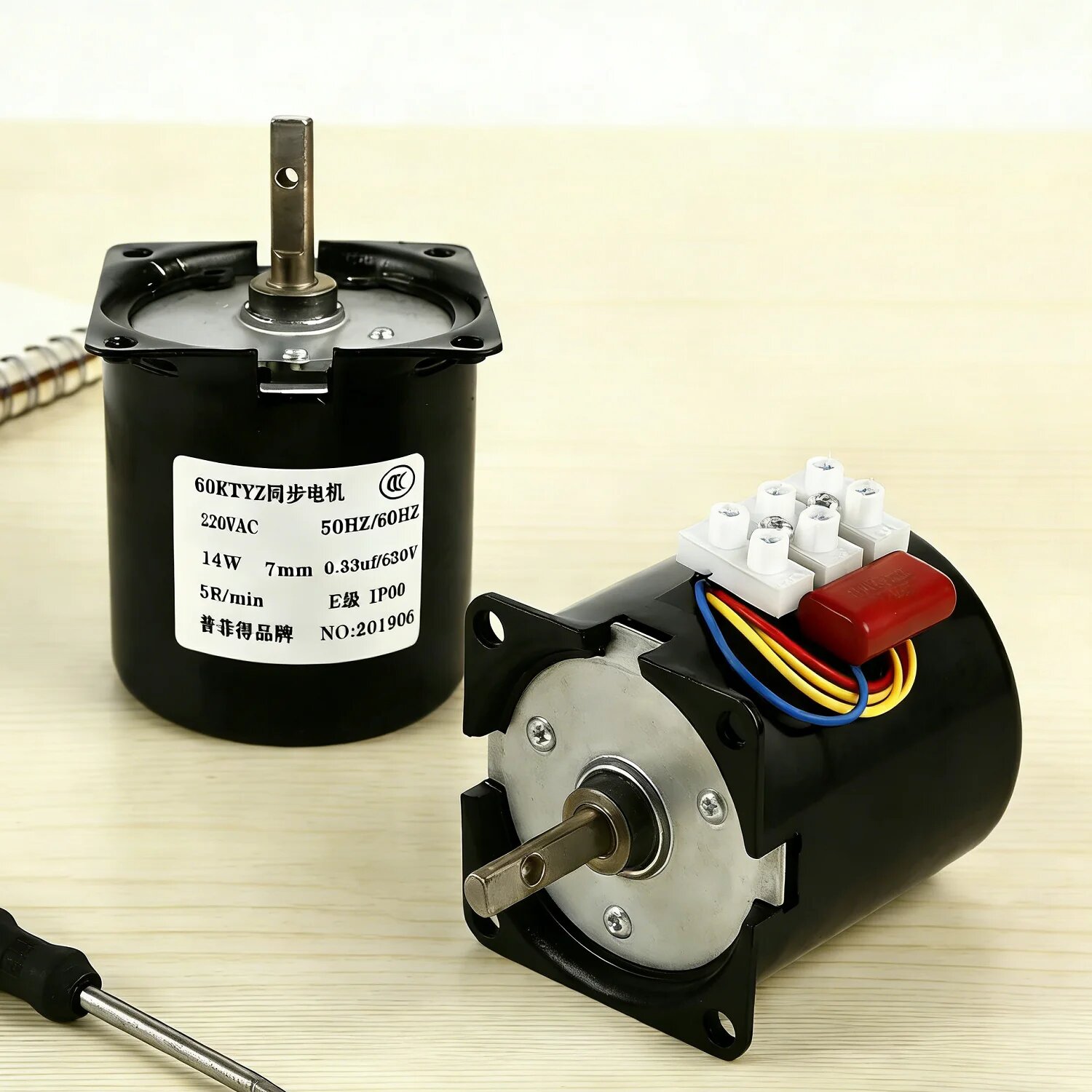 Двигатель постоянных магнитов 60KTYZ 220В, 14Вт, 2.5rpm