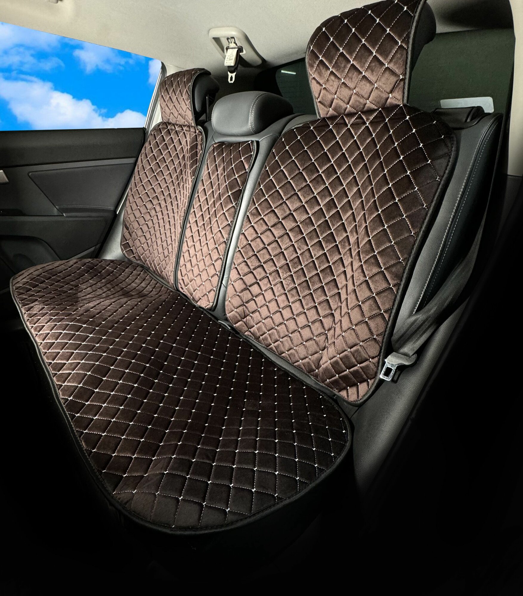 Накидки для Geely Monjaro, Coolray, Tugella, Emgrand / Джили Атлас, Atlas Pro, и др. на задние сиденья с подголовником и защитой боковин из велюра, черный с красным кантом