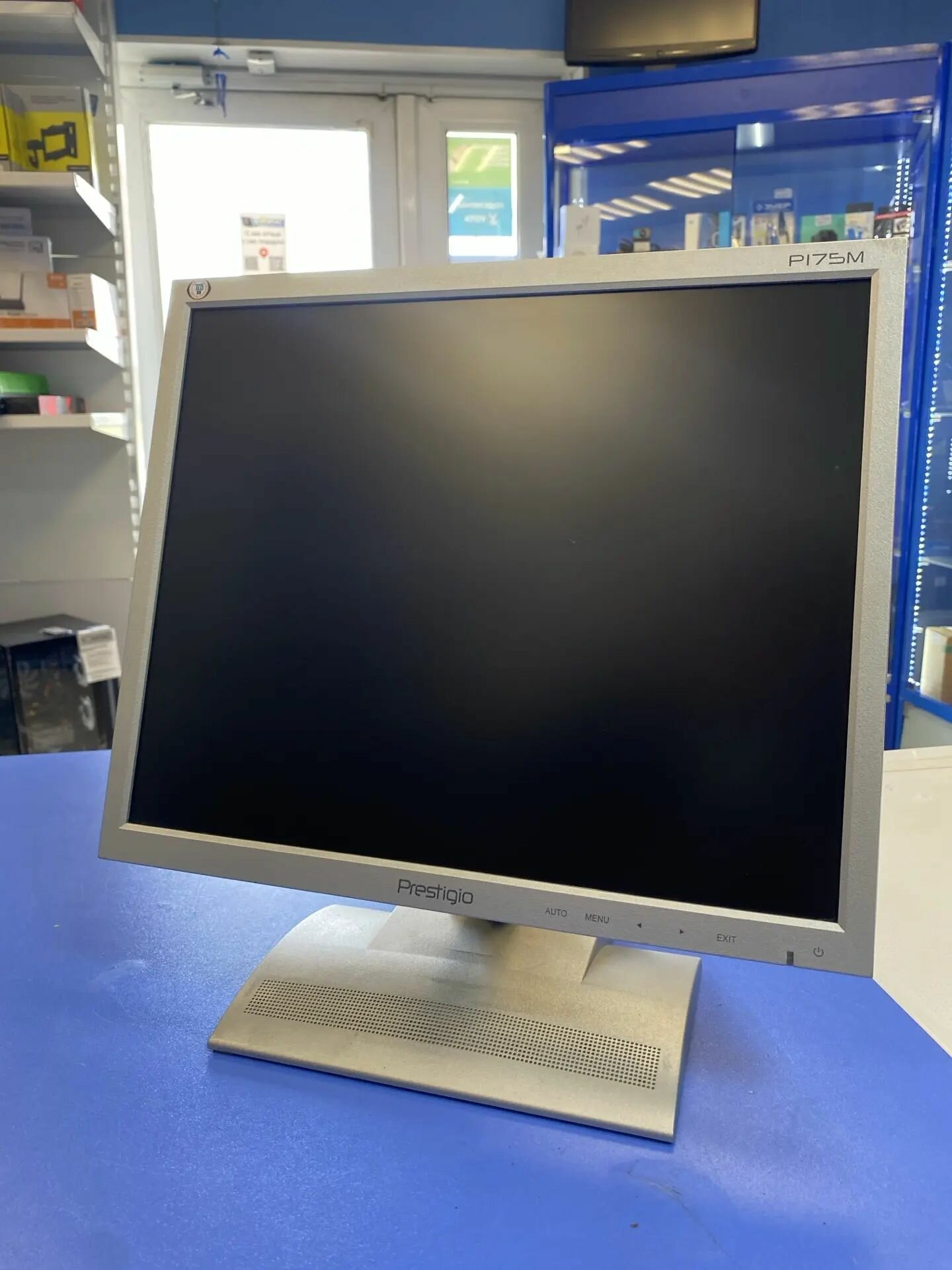 17" ЖК монитор Prestigio P175