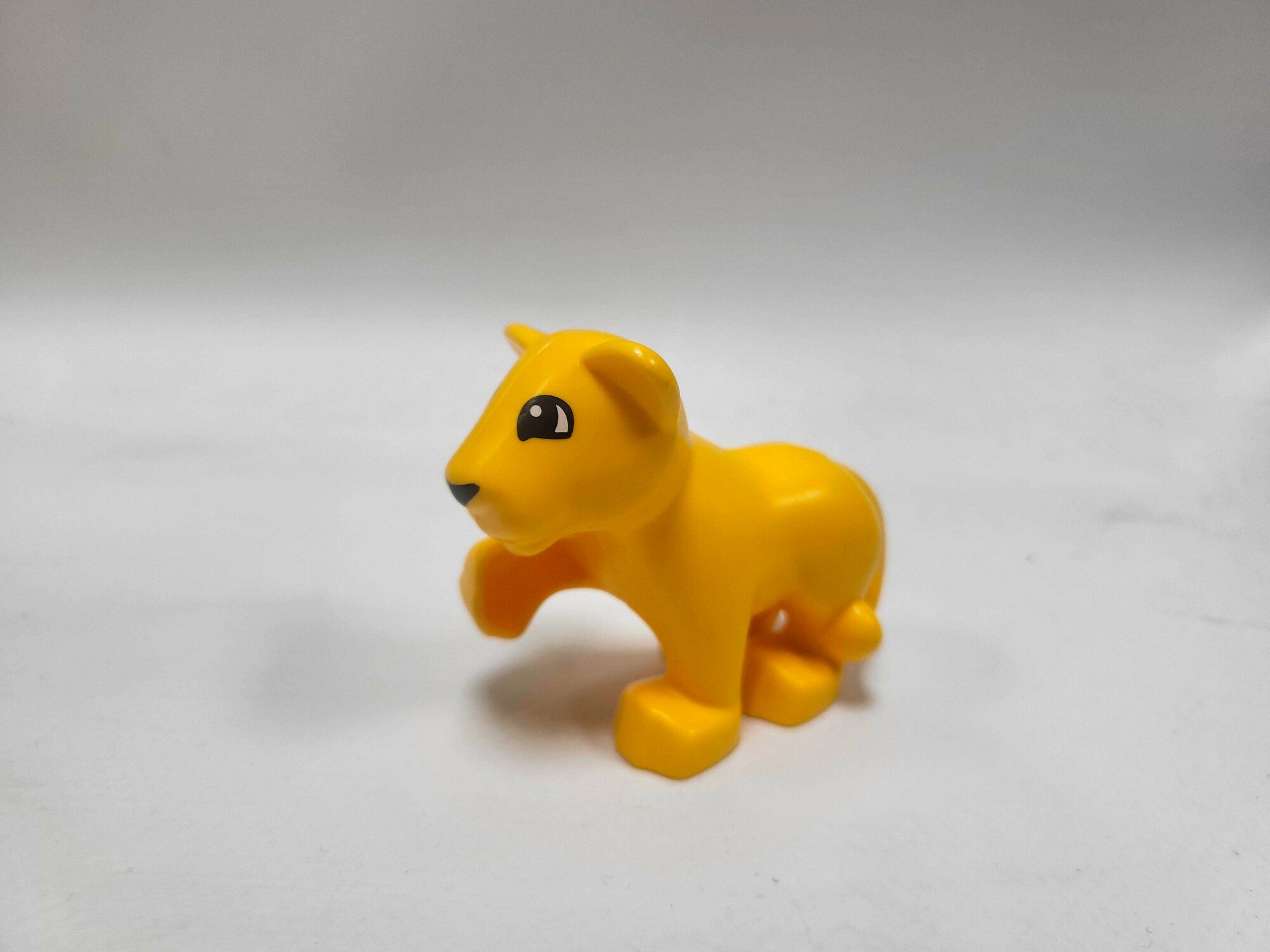 Деталь Lego 54300c01pb02 Duplo Lion Baby Cub, Raised Paw, Eyes Top Semicircular Pattern