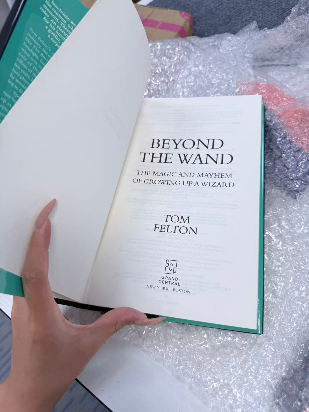 Автобиография Тома Фелтона Beyond the Wand, книга на английском языке, мемуары актёра Гарри Поттера
