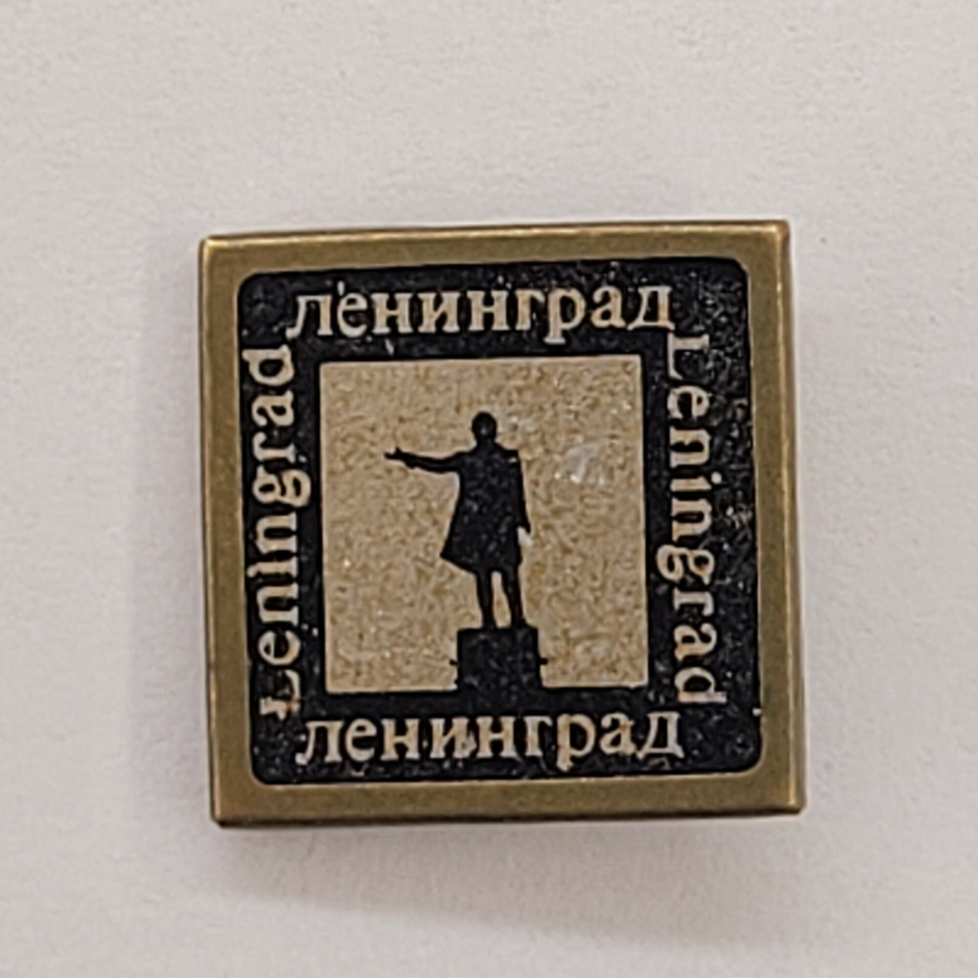 Значок СССР. Ленинград, памятник Ленину, городская тематика. Винтажный значек.