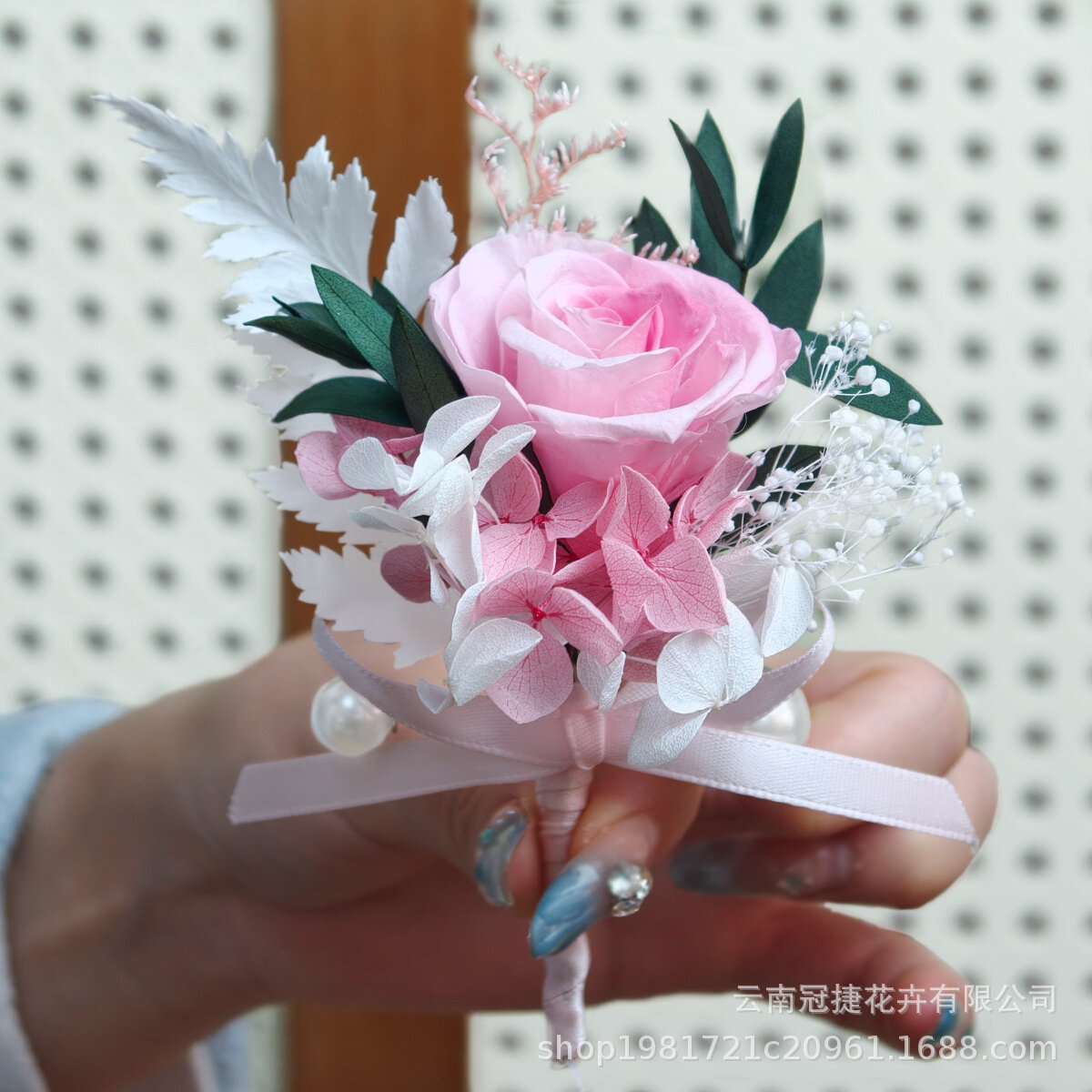 Букет из гортензий в винтажном стиле — изысканный и роскошный свадебный сувенир для жениха и невесты, дополненный брошами и бутоньерками из засушенных роз.