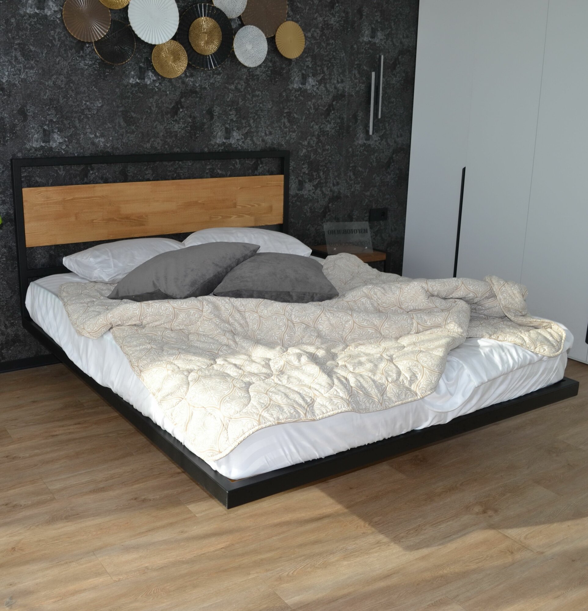 Парящая кровать Бостон с ортопедическим основанием черная/темный орех