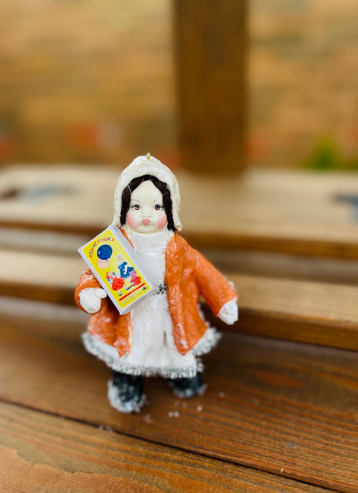 Ватная елочная игрушка - малышка с подарком