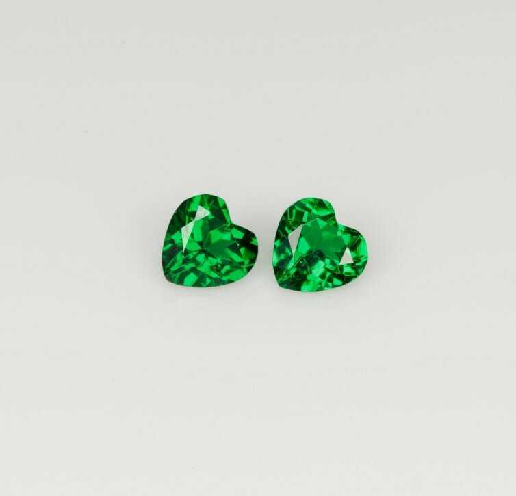 Пара ограненных цаворитов в форме сердца, 0.61 карат "True Stones"