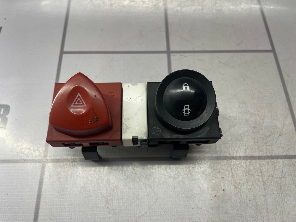 Кнопка аварийной сигнализации Renault Megane 2 02-09