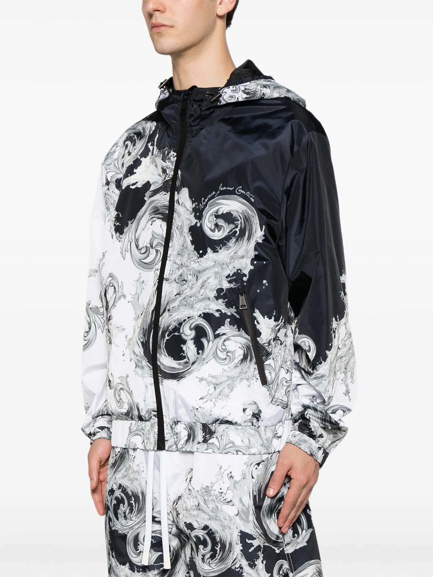 Куртка Versace Jeans Couture Baroque-print hooded jacket, размер 50, бежевый/белый — фото 1