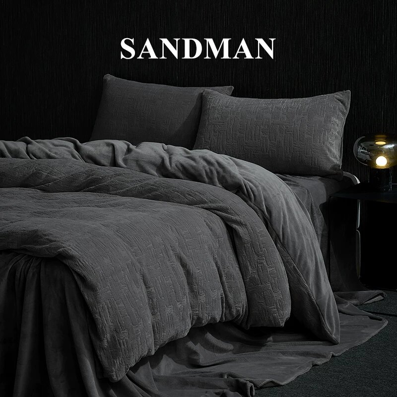 Комплект постельного белья Sandman из четырех предметов: осенне-зимний, из молочного бархата, с меховой отделкой,