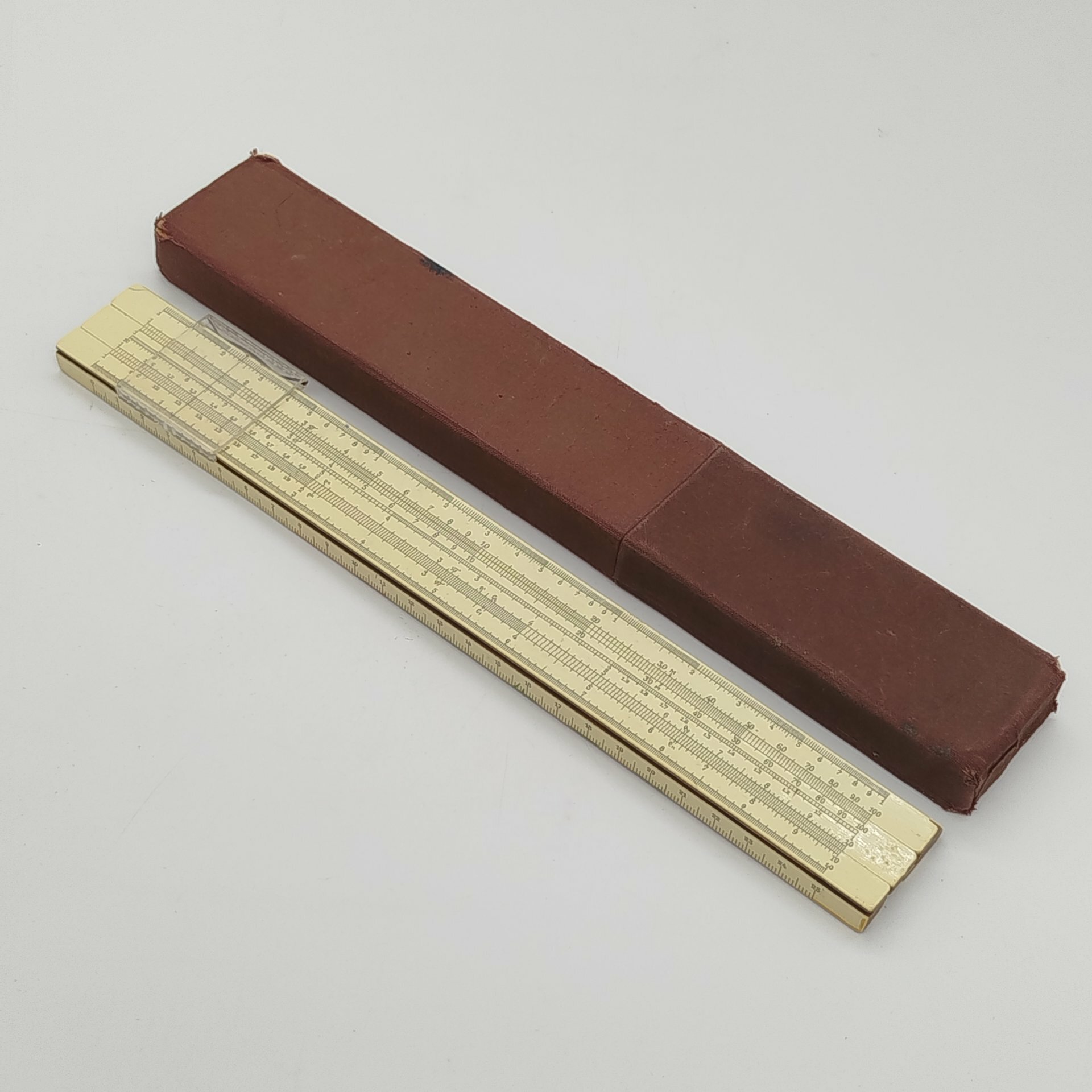 Линейка логарифмическая в кофре, пластик, дерево, ткань, СССР, 1970-1980 гг.