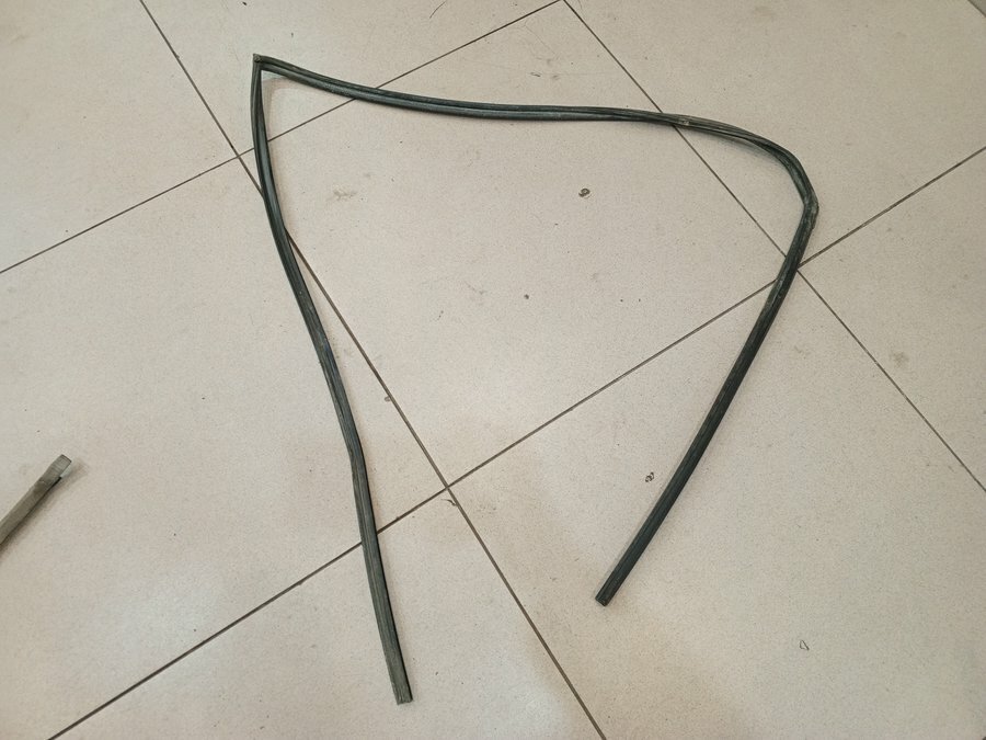 Уплотнитель стекла двери передней правой от Toyota Land Cruiser 80 1990-1997