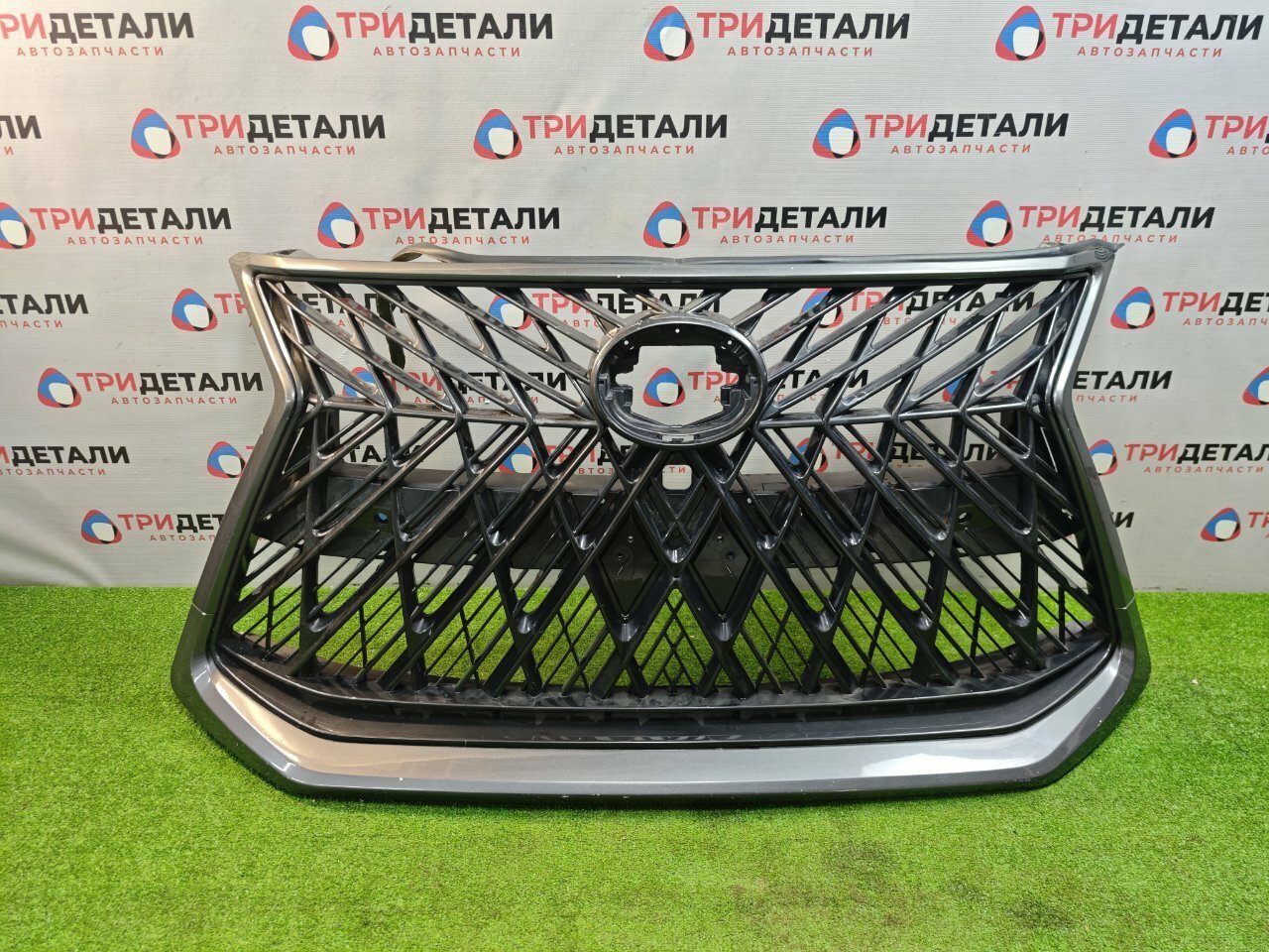 Решетка радиатора Lexus LX570 (б/у)