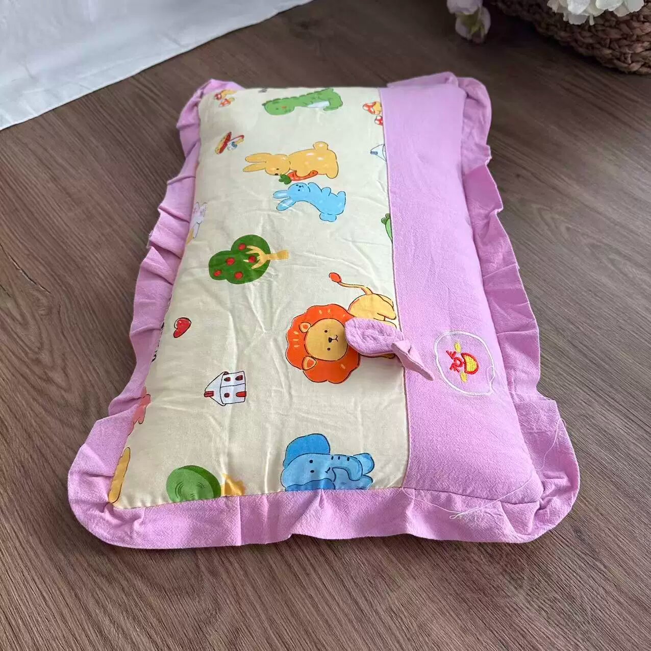 Фиолетово-белая детская подушка с рисунком льва из куркумы, хлопок, 33x50 см